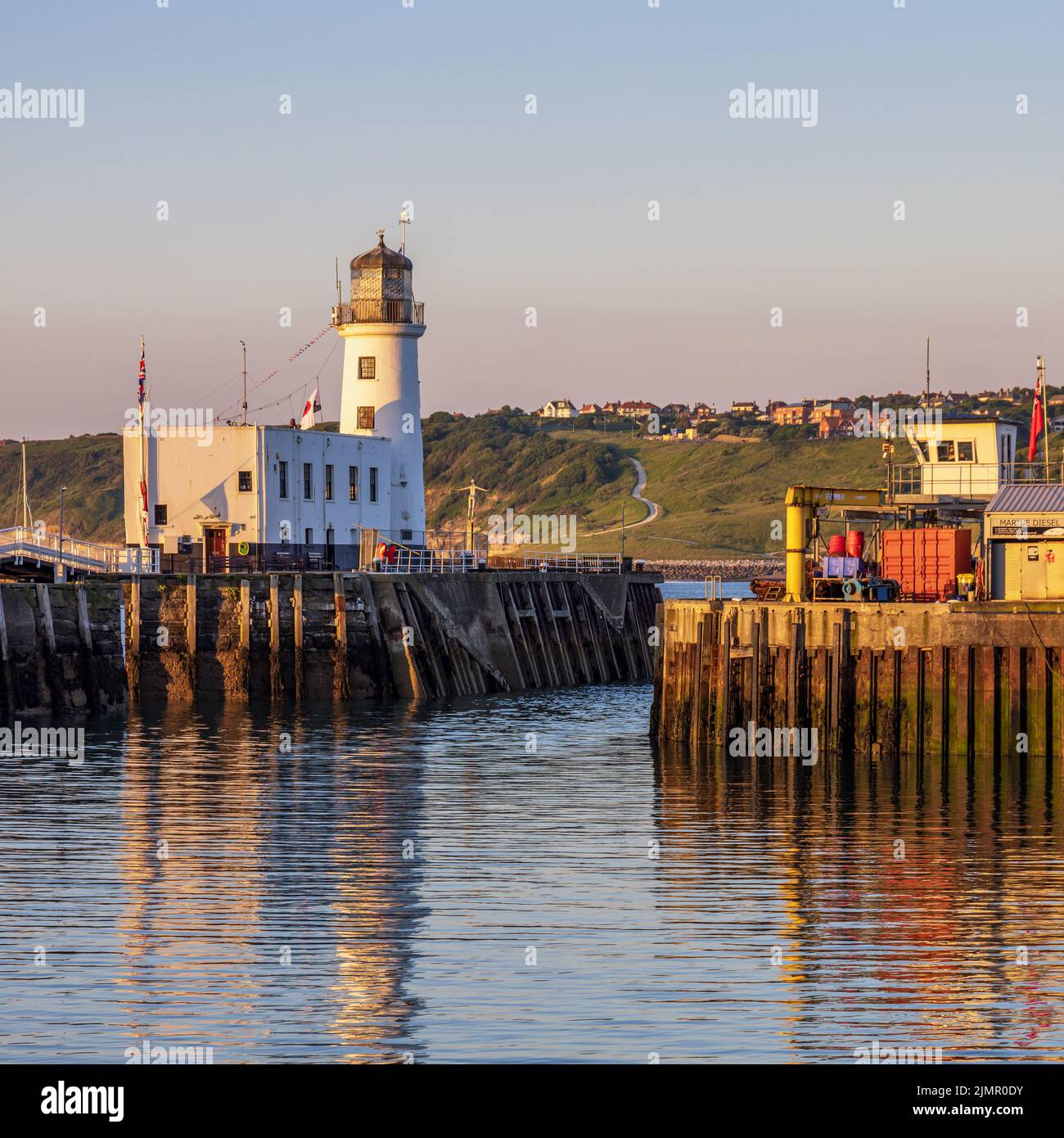 Beach scarborough lighthouse uk hi-res stock photography and images - Alamy