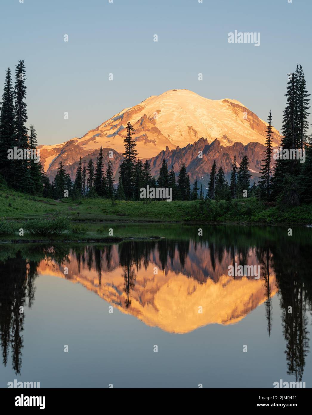 Golden morning sunshine hi-res stock photography and images - Alamy