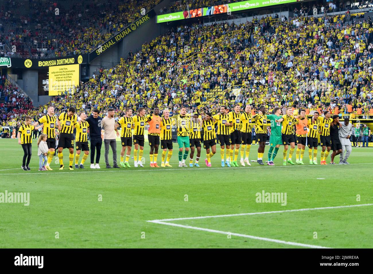 Dortmund, Deutschland. 06th Aug, 2022. The Dortmund players cheer after ...