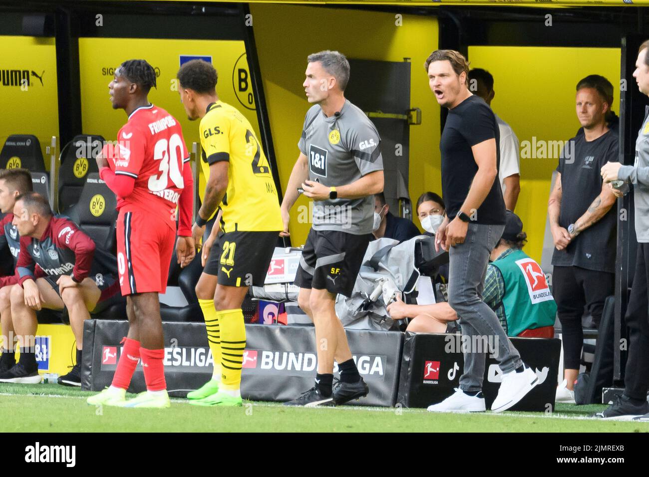Edin TERZIC (right, coach, DO) talks to Donyell MALEN (DO), Soccer 1st ...