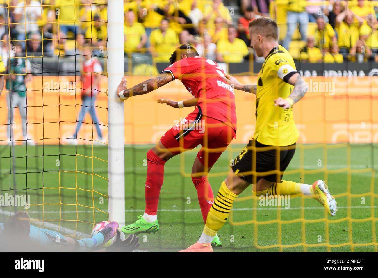 Marco Reus (right, DO) versus Piero HINCAPIE (LEV) scores the goal to ...