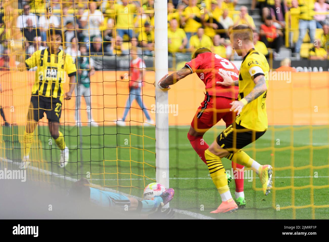 Marco Reus (right, DO) versus Piero HINCAPIE (LEV) shoots the goal to 1 ...