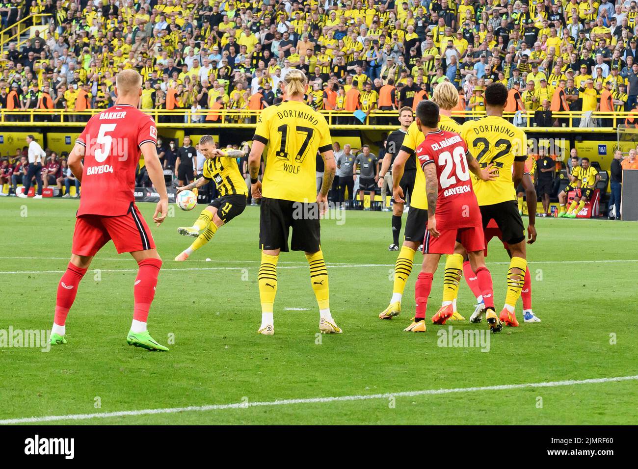 Marco Reus (hi., DO) shoots the goal with a free kick, action, soccer ...