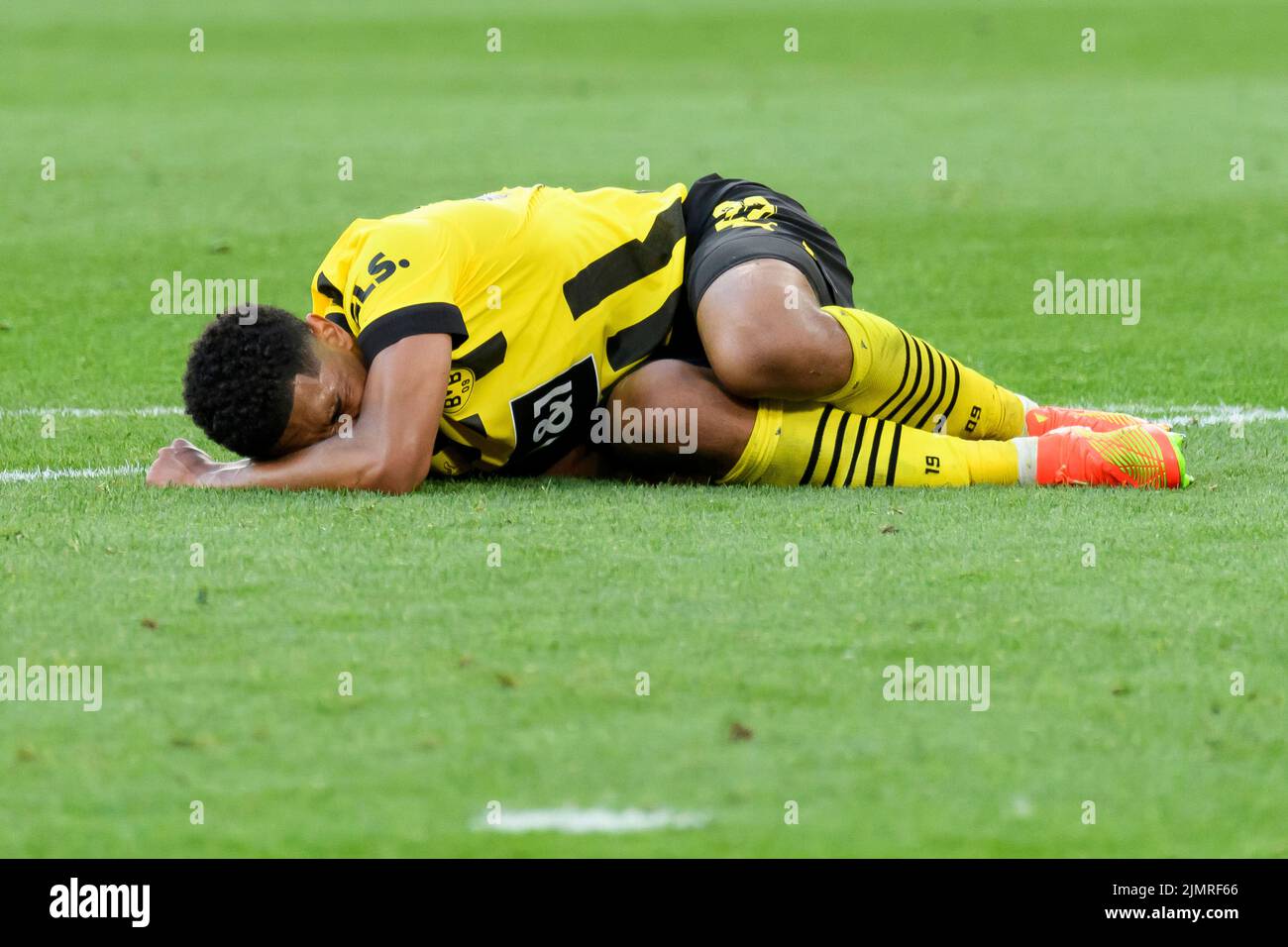 Jude BELLINGHAM (DO) is in pain on the pitch, soccer 1st Bundesliga ...