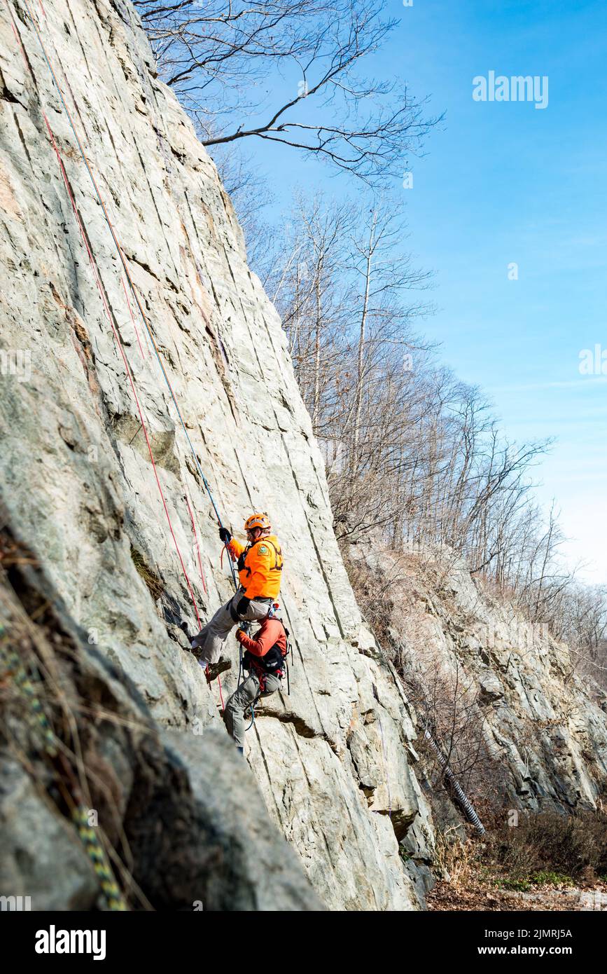 New Jersey Search and Rescue (NJSAR) Mountain Rescue Unit practices ...