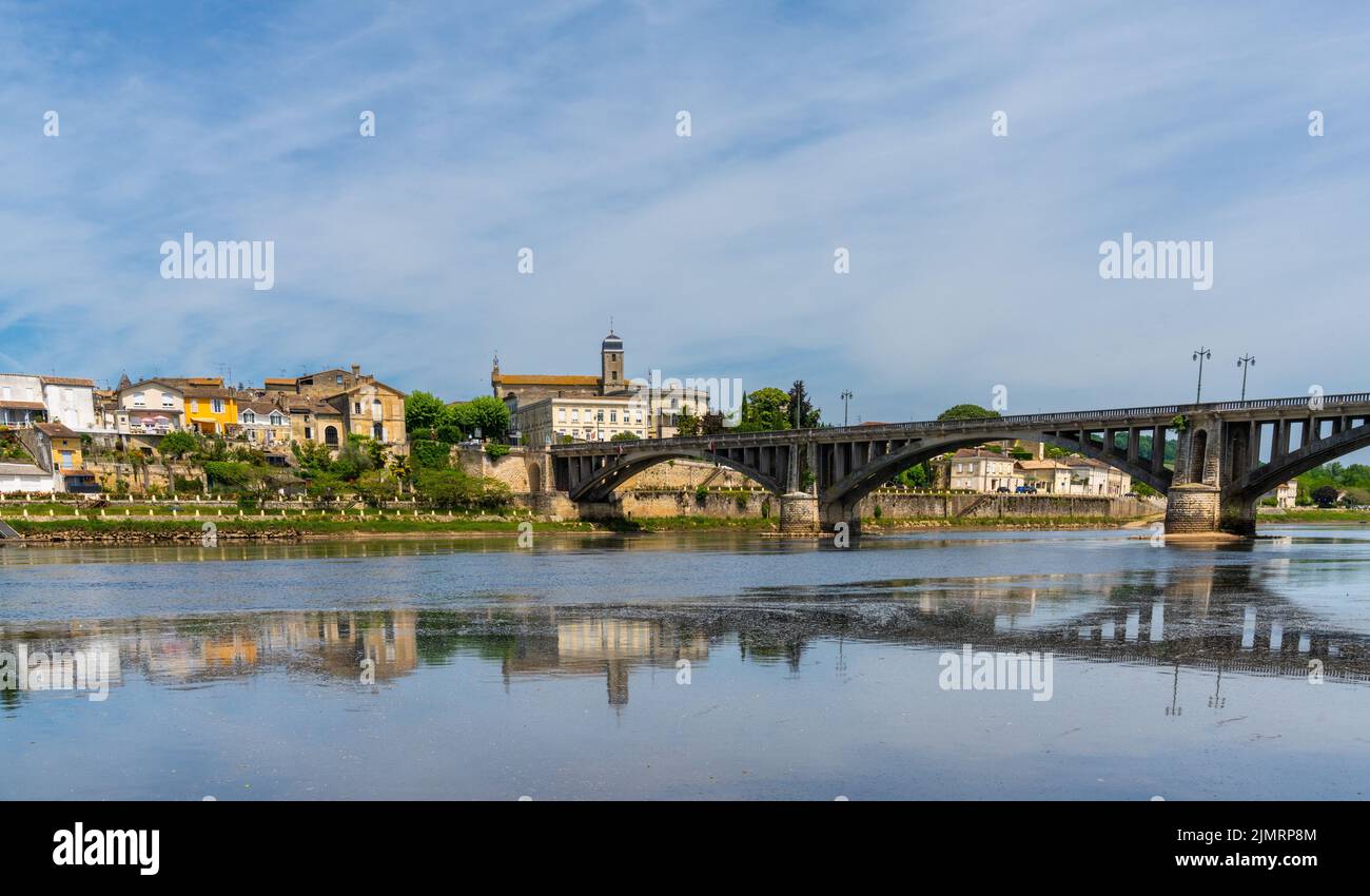 Bergerac river dordogne bridge hi-res stock photography and images - Alamy