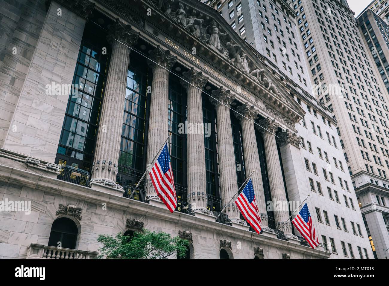 Nyse stock exchange facade american flag column columns hi-res stock ...