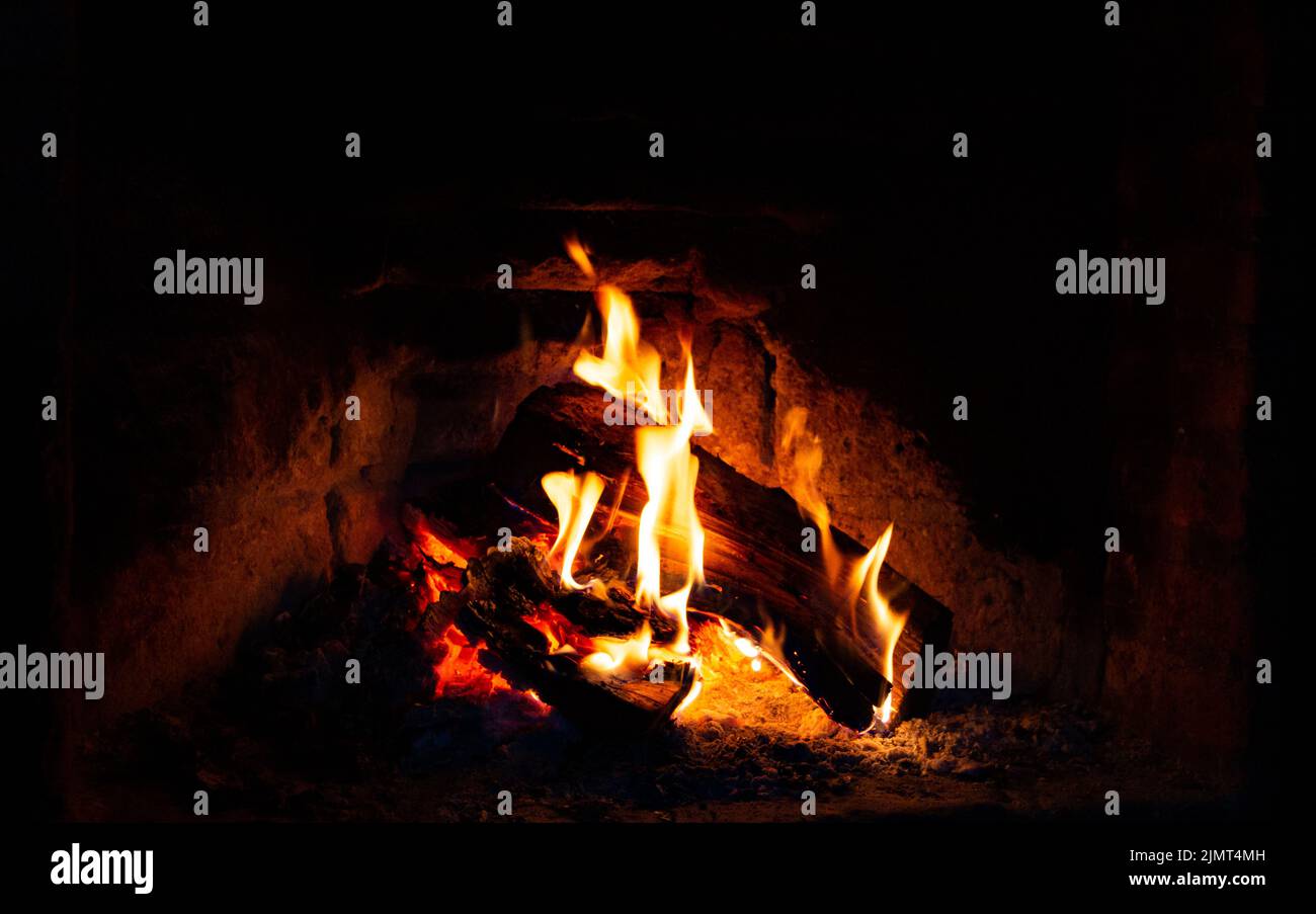 Logs burning in bonfire hi-res stock photography and images - Alamy
