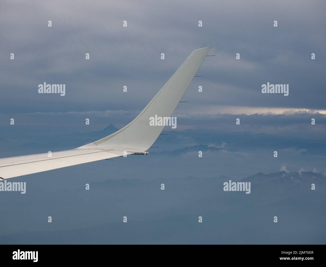 Wingtip winglet device to improve the efficiency of fixed wing aircraft by reducing drag by ...