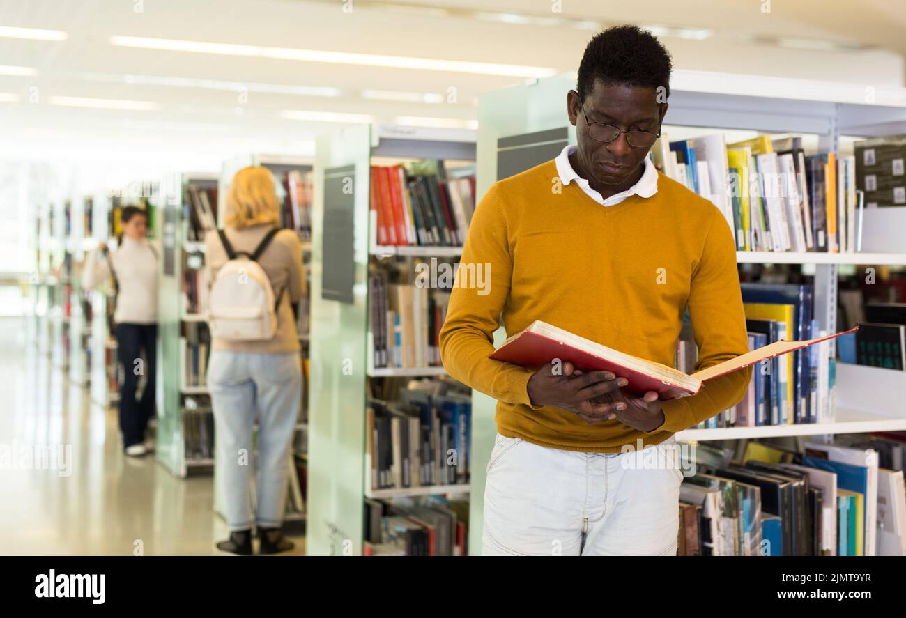 Bookshelves intelligence hi-res stock photography and images - Alamy