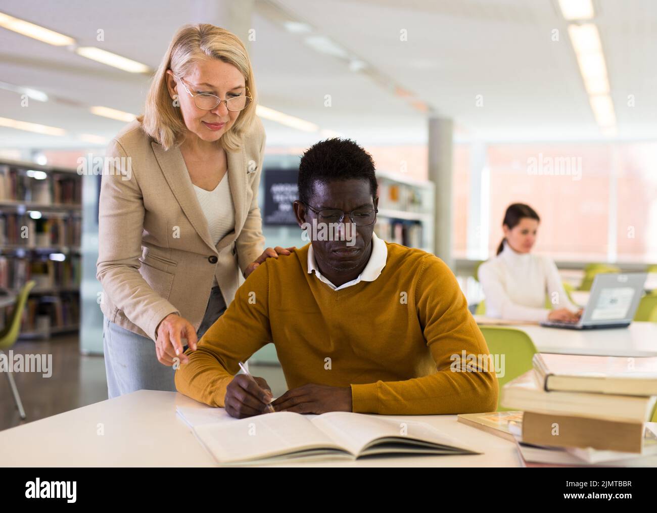 African american female tutor hi-res stock photography and images - Alamy