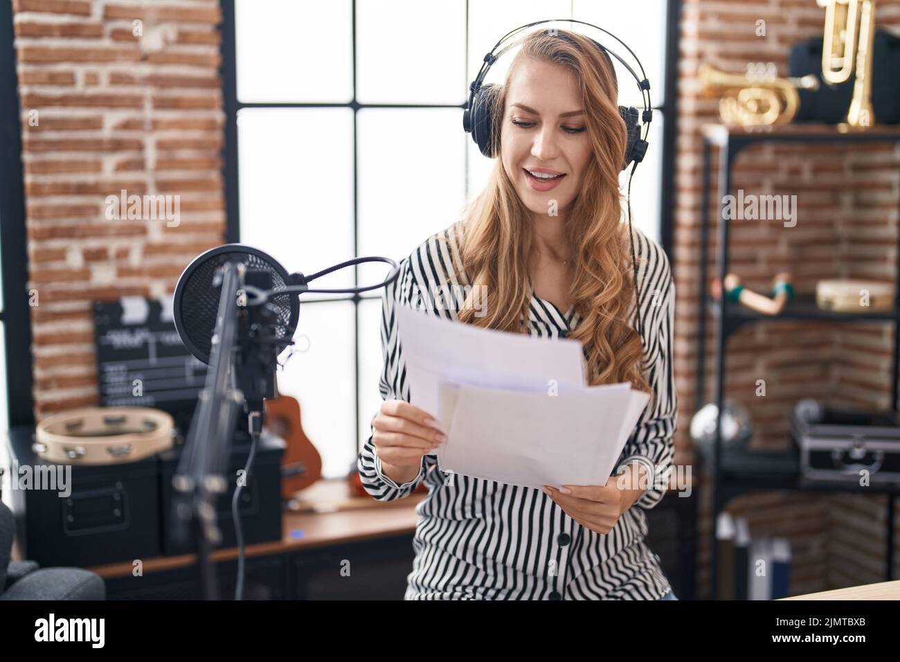 Pretty young female blonde singer hi-res stock photography and images ...
