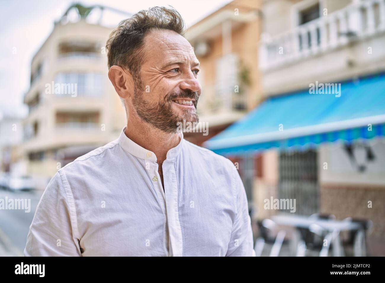 Middle age man smiling confident at the city Stock Photo - Alamy