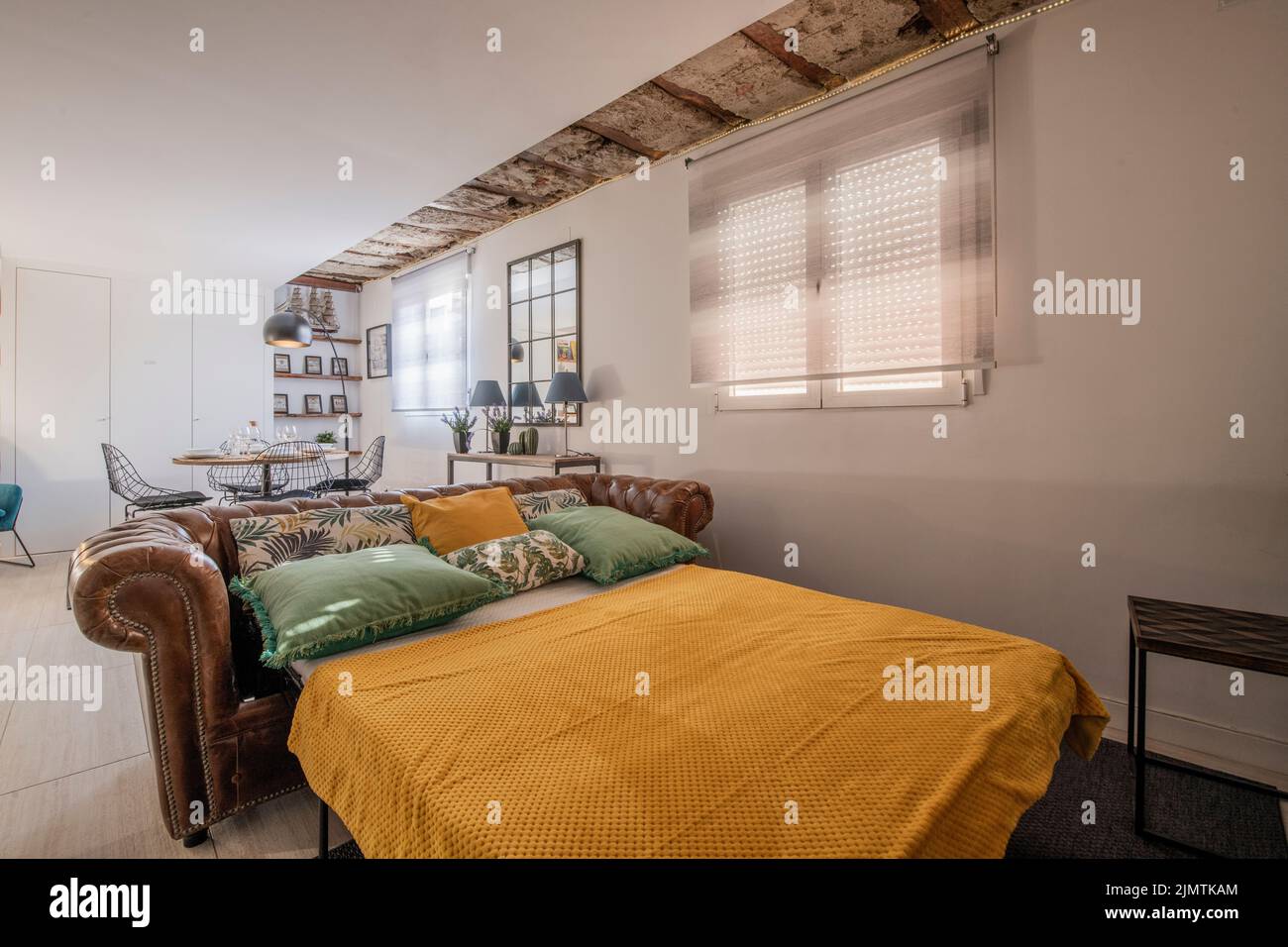 Sitting room mustard colored hi-res stock photography and images - Alamy