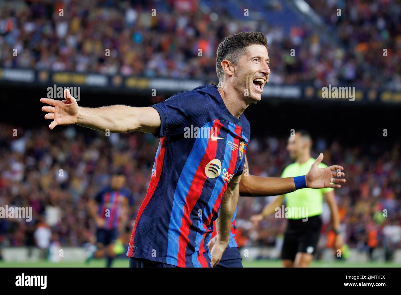 Robert lewandowski barcelona pumas hi-res stock photography and images ...