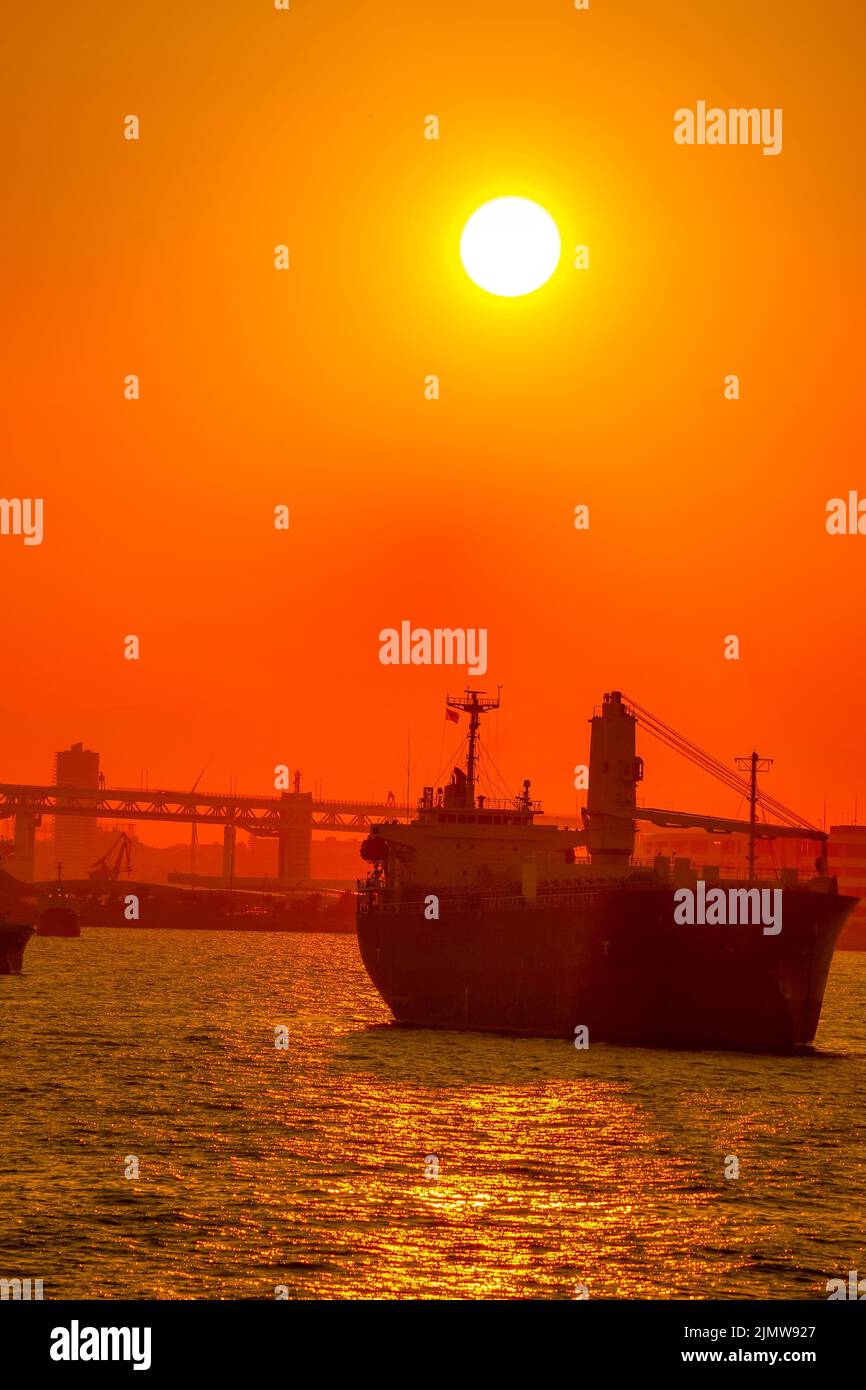 Orange sunset sea ship hi-res stock photography and images - Alamy