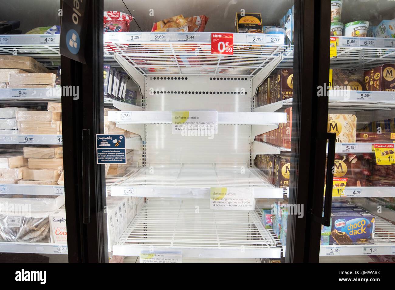 Madrid. 7th Aug, 2022. Photo taken on Aug. 7, 2022 shows empty shelves ...