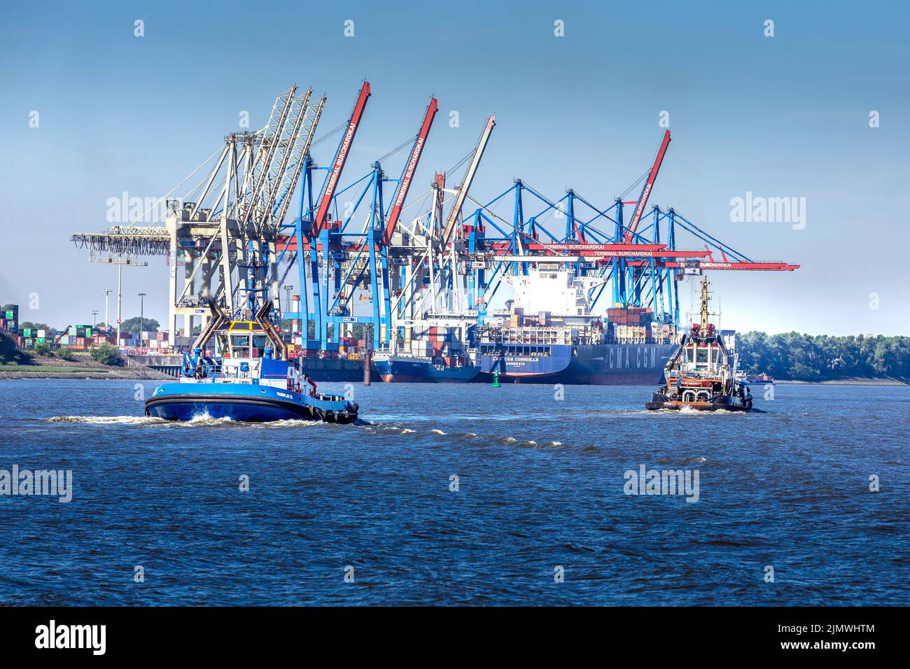Horizontal view cranes loading hi-res stock photography and images - Alamy