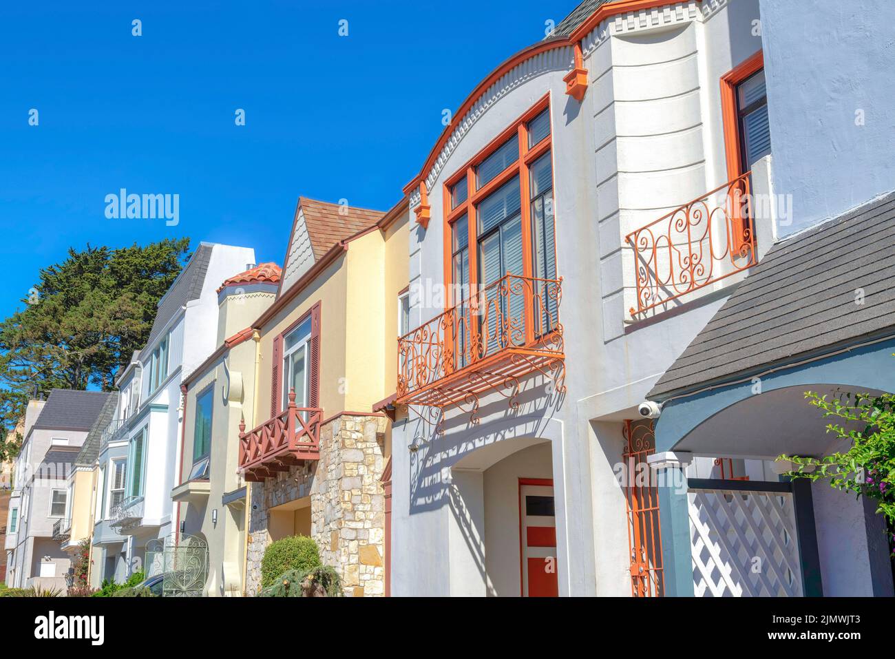 Side view facade of suburbs houses in San Francisco, California. There ...