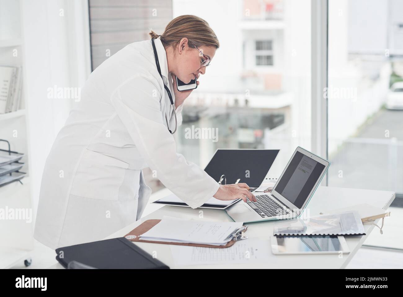 Doctor typing computer hi-res stock photography and images - Alamy