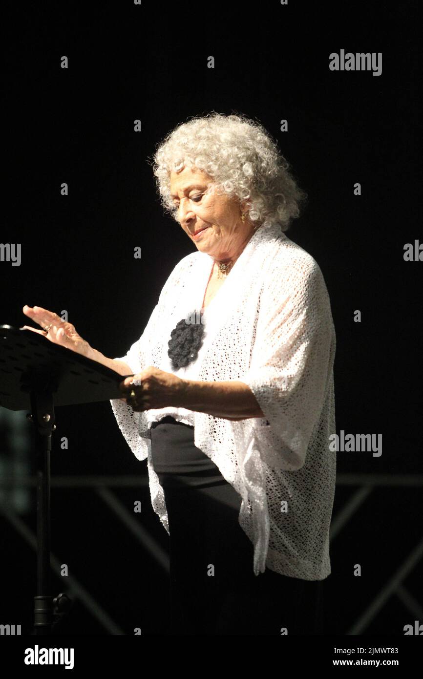 Actress on stage hi-res stock photography and images - Alamy