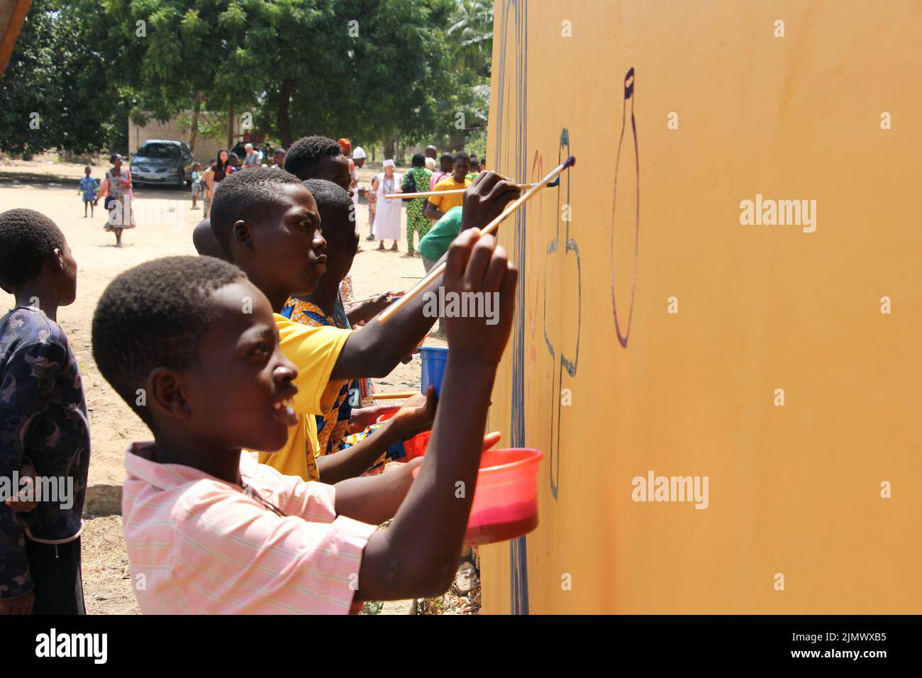 Ouidah, Benin. 7th Aug, 2022. Children decorate a wall along a street ...