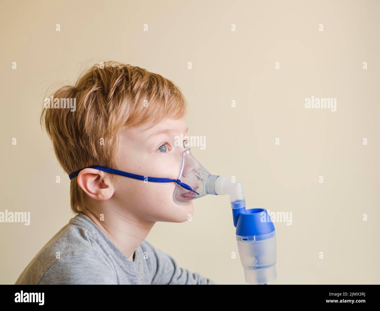 Child oxygen mask hi-res stock photography and images - Alamy