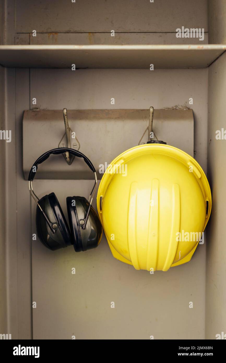 Wallpaper hanging hard hi-res stock photography and images - Alamy