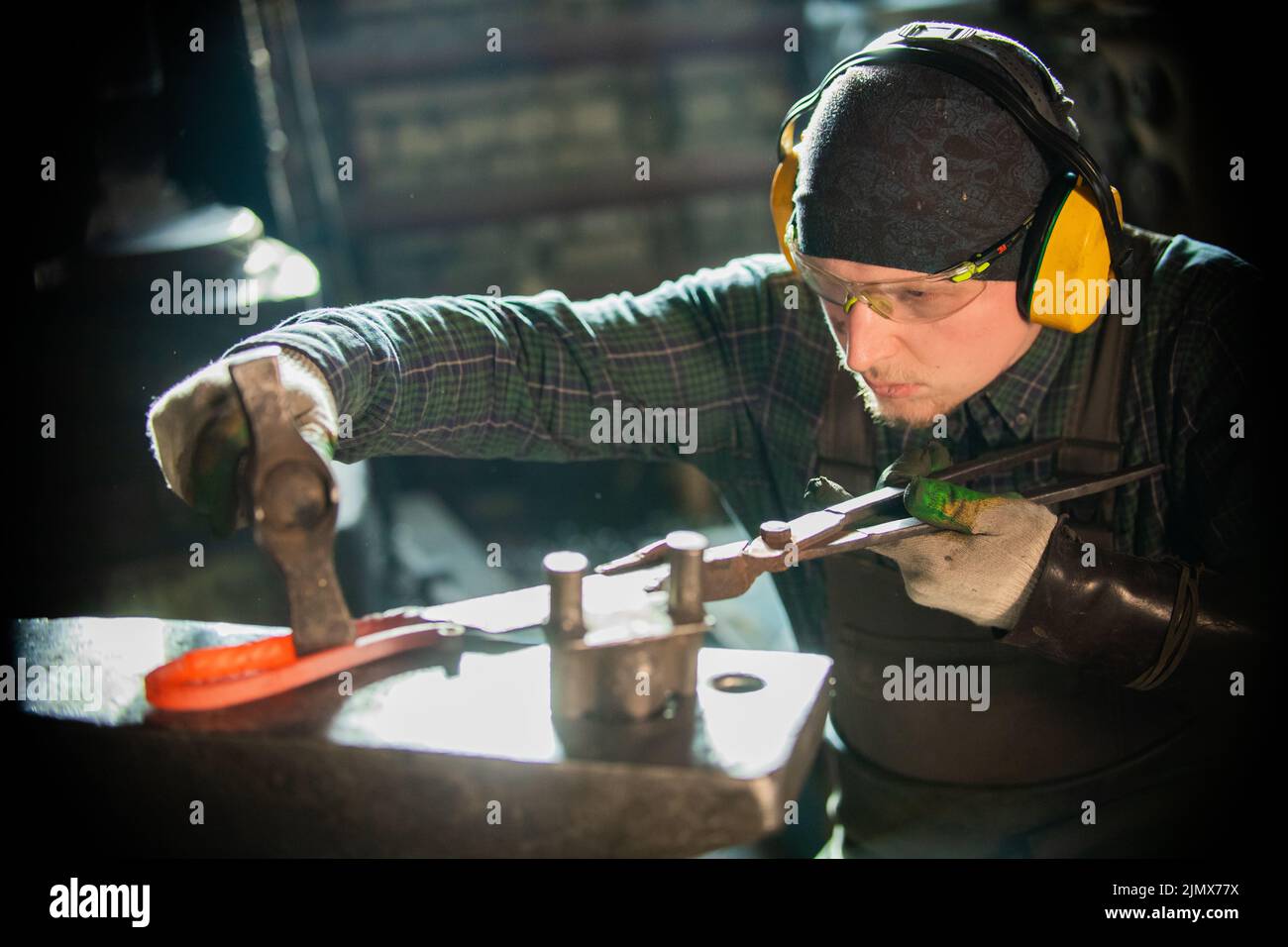 Man blacksmith making knife hammer hi-res stock photography and images ...