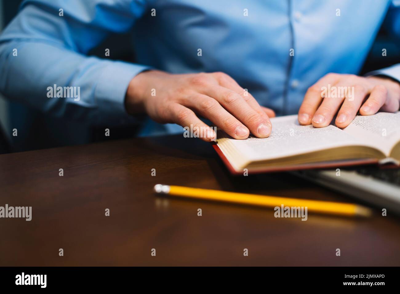Reading typing laptop hi-res stock photography and images - Alamy