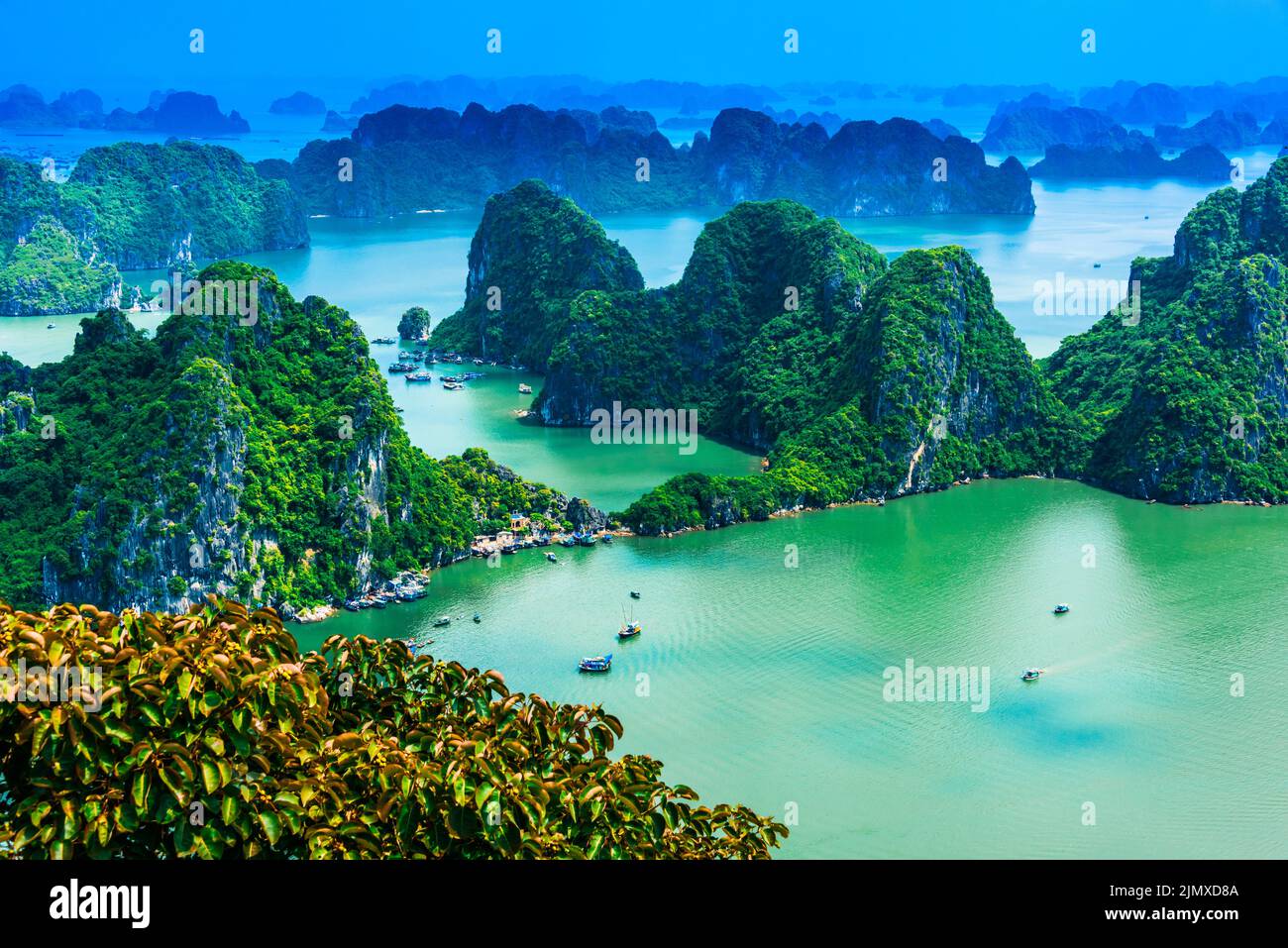 Ha long bay descending dragon hi-res stock photography and images - Alamy