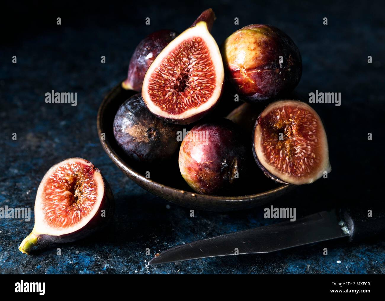 Bunch autumn figs plate hi-res stock photography and images - Alamy