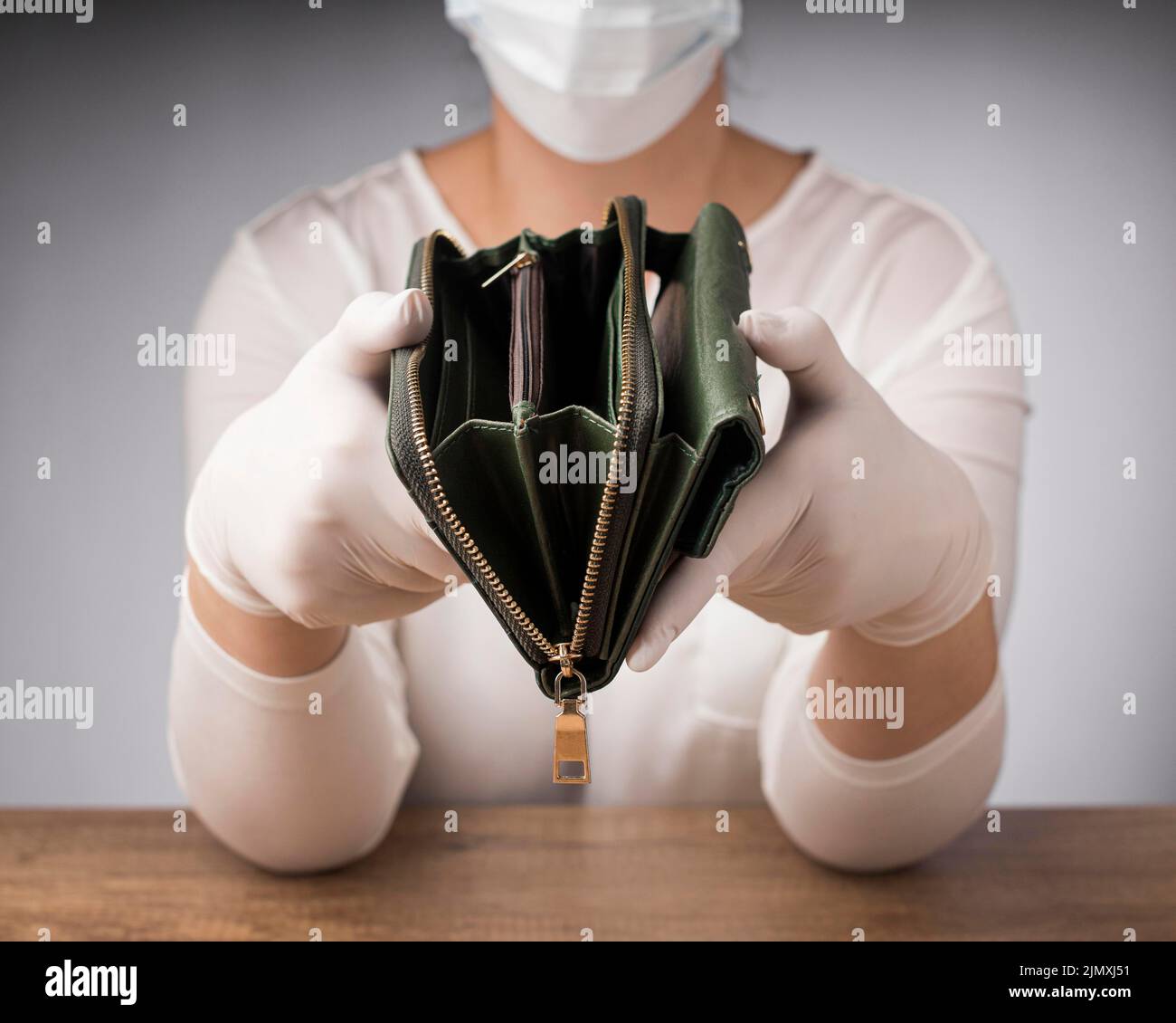 Woman empty wallet elderly hi-res stock photography and images - Alamy