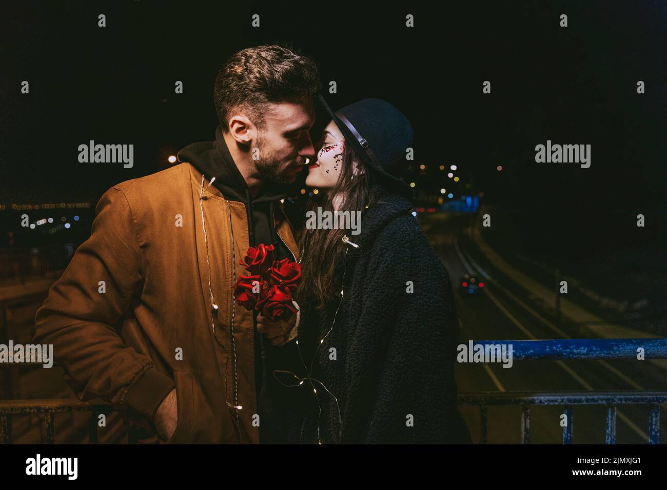 Shadow couple kissing hi-res stock photography and images - Alamy