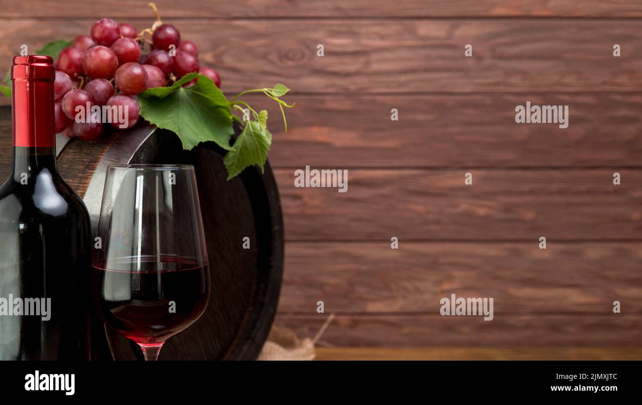 Wooden wine barrel set hi-res stock photography and images - Alamy