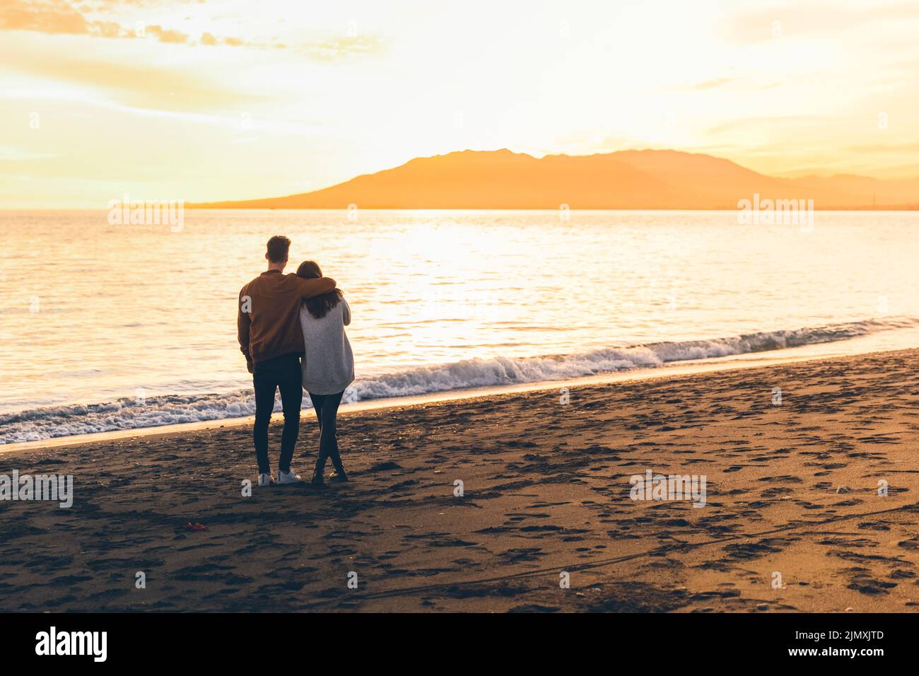 Couple hug sea hi-res stock photography and images - Alamy