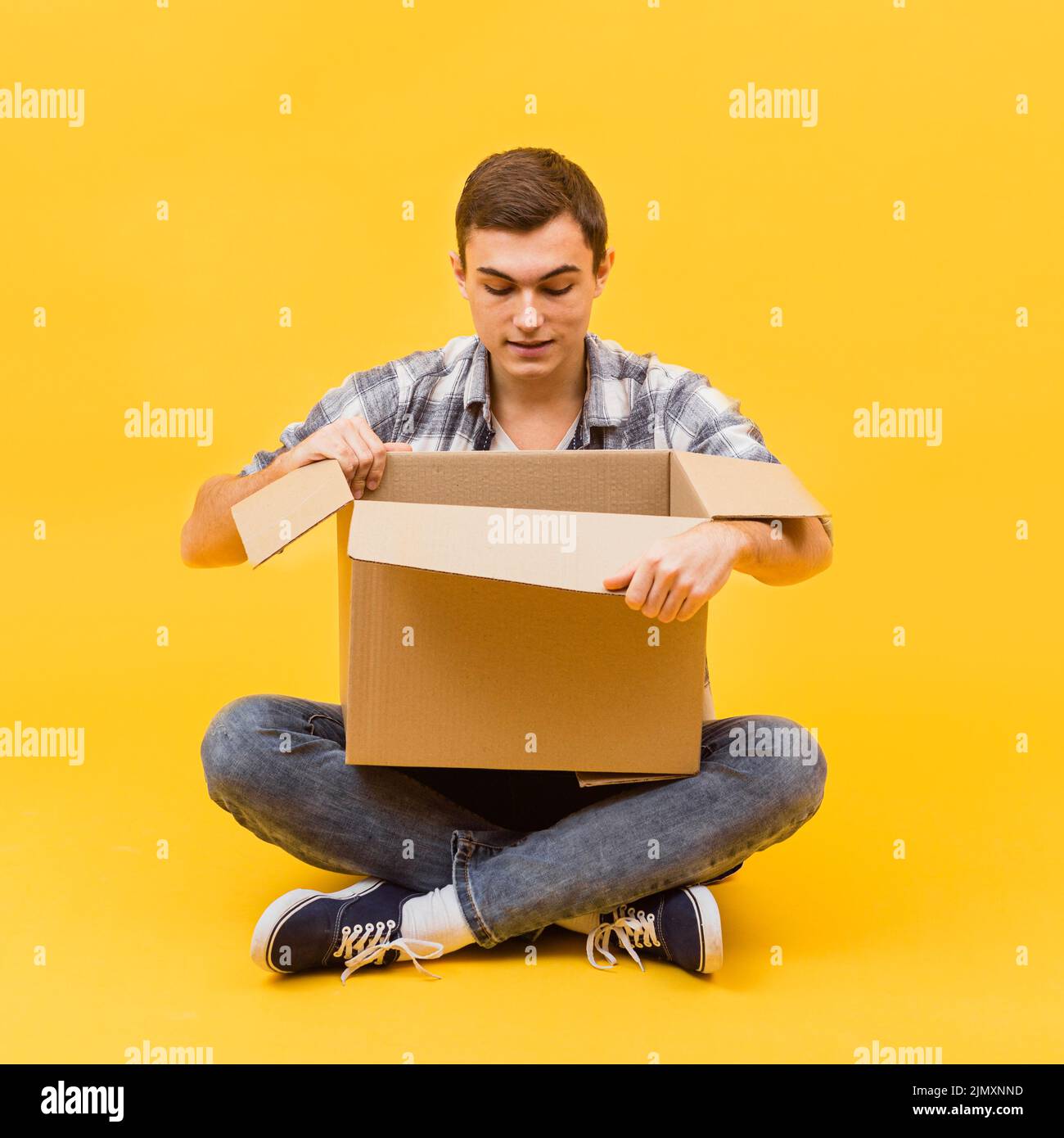 Delivery man front door hi-res stock photography and images - Alamy