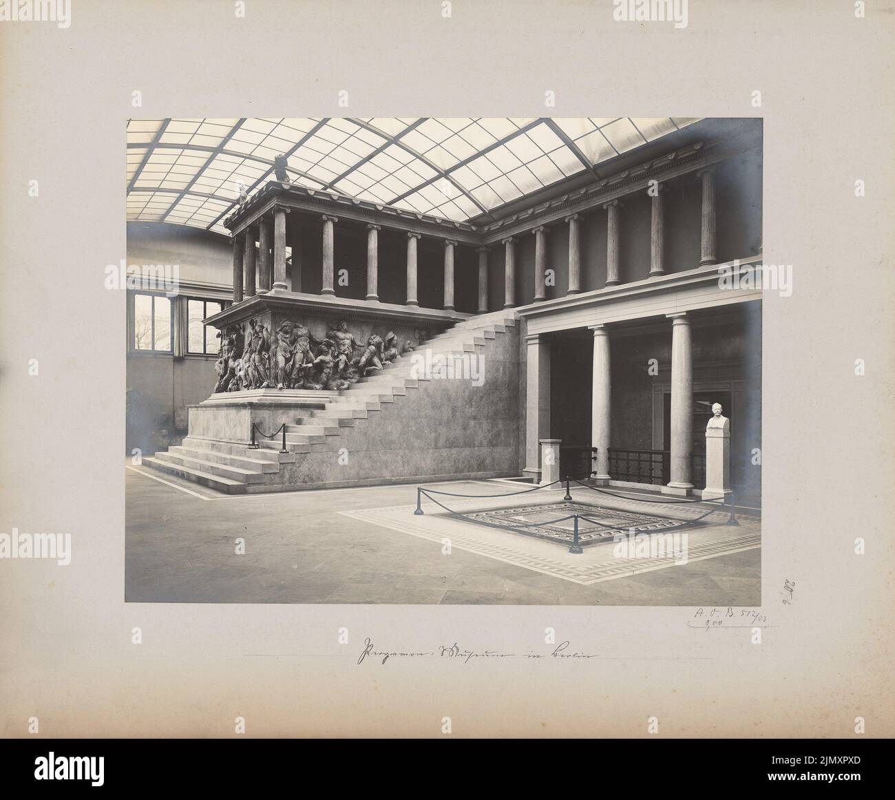 Pergamonmuseum auf der museumsinsel hi-res stock photography and images ...