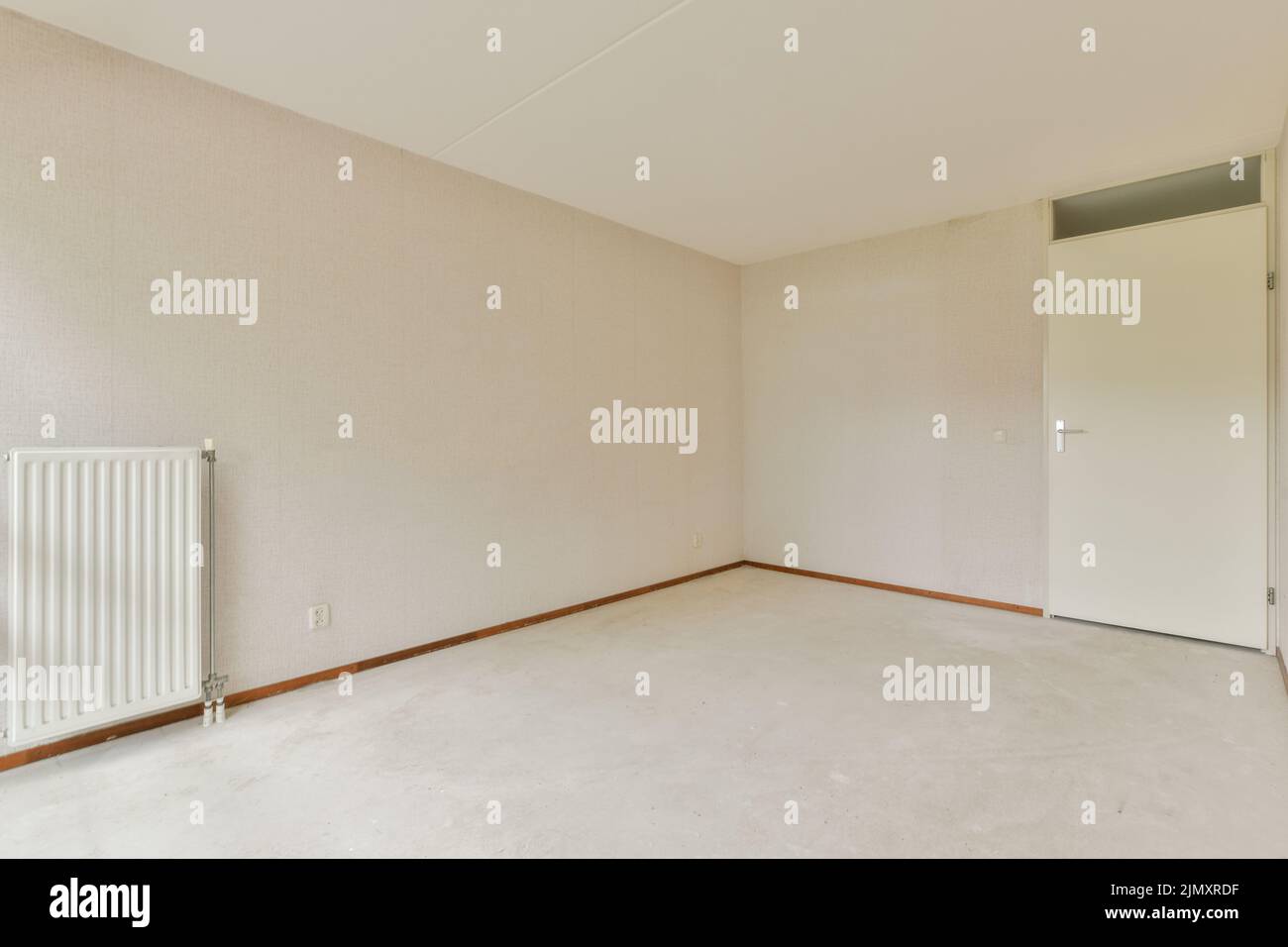 A cozy and spacious empty room in a luxury house Stock Photo - Alamy
