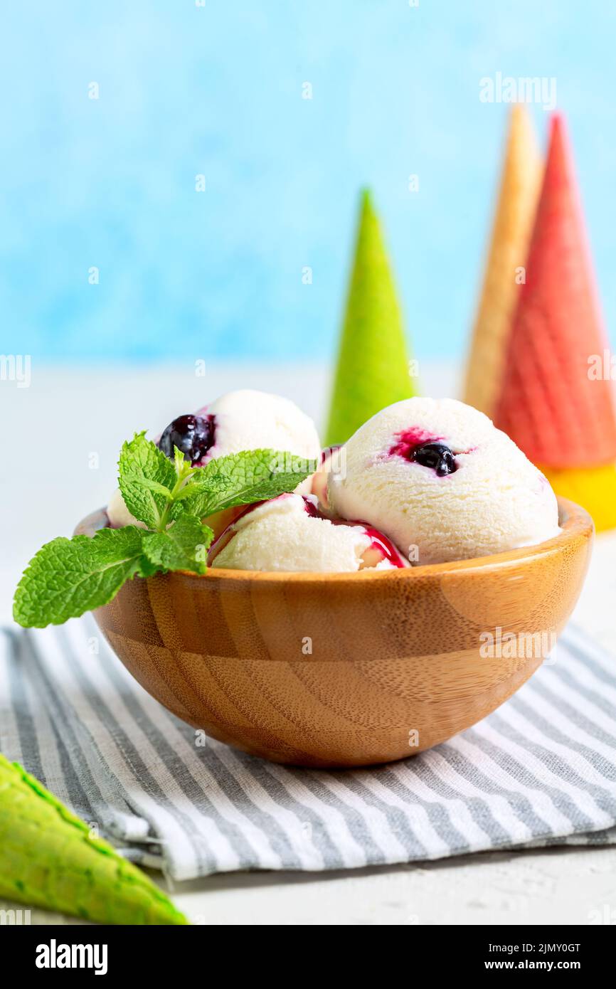Vanilla ice cream with berry sauce Stock Photo - Alamy