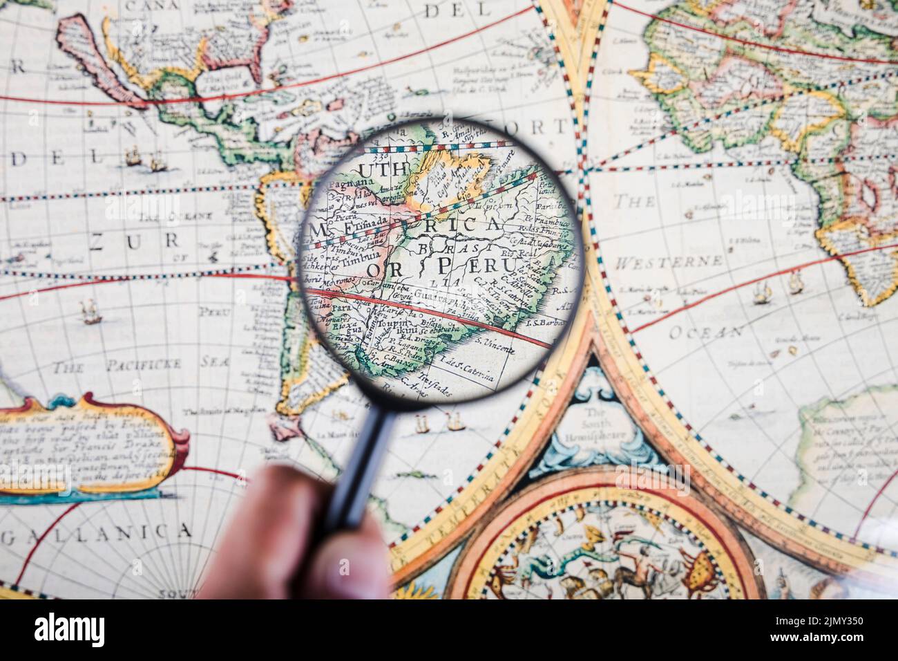 Magnifying glass map hi-res stock photography and images - Alamy