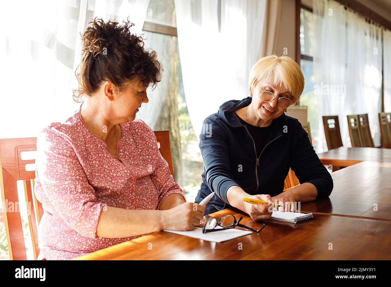 Two elderly women sitting talking hi-res stock photography and images ...