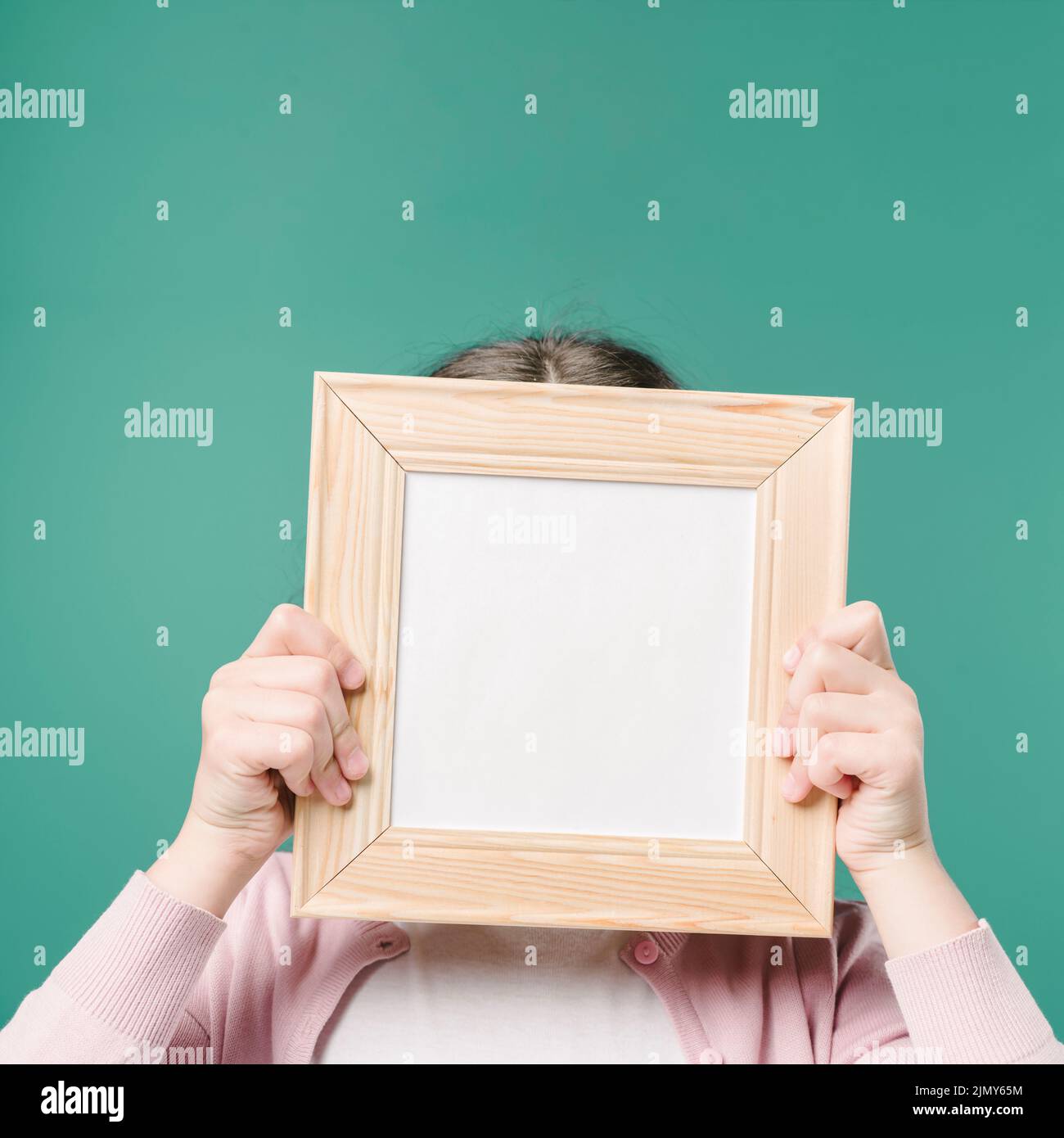 Hands holding paper cutout hi-res stock photography and images - Alamy