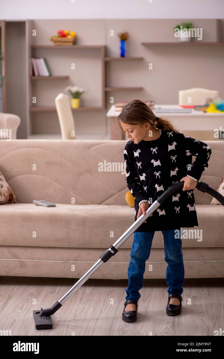 Young little girl doing housework at home Stock Photo - Alamy