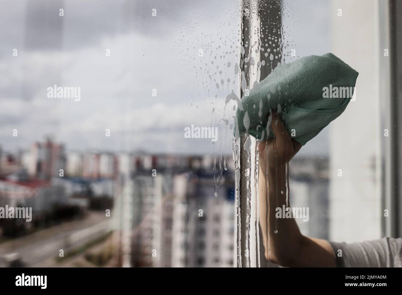 Office window cleaning woman hi-res stock photography and images - Alamy