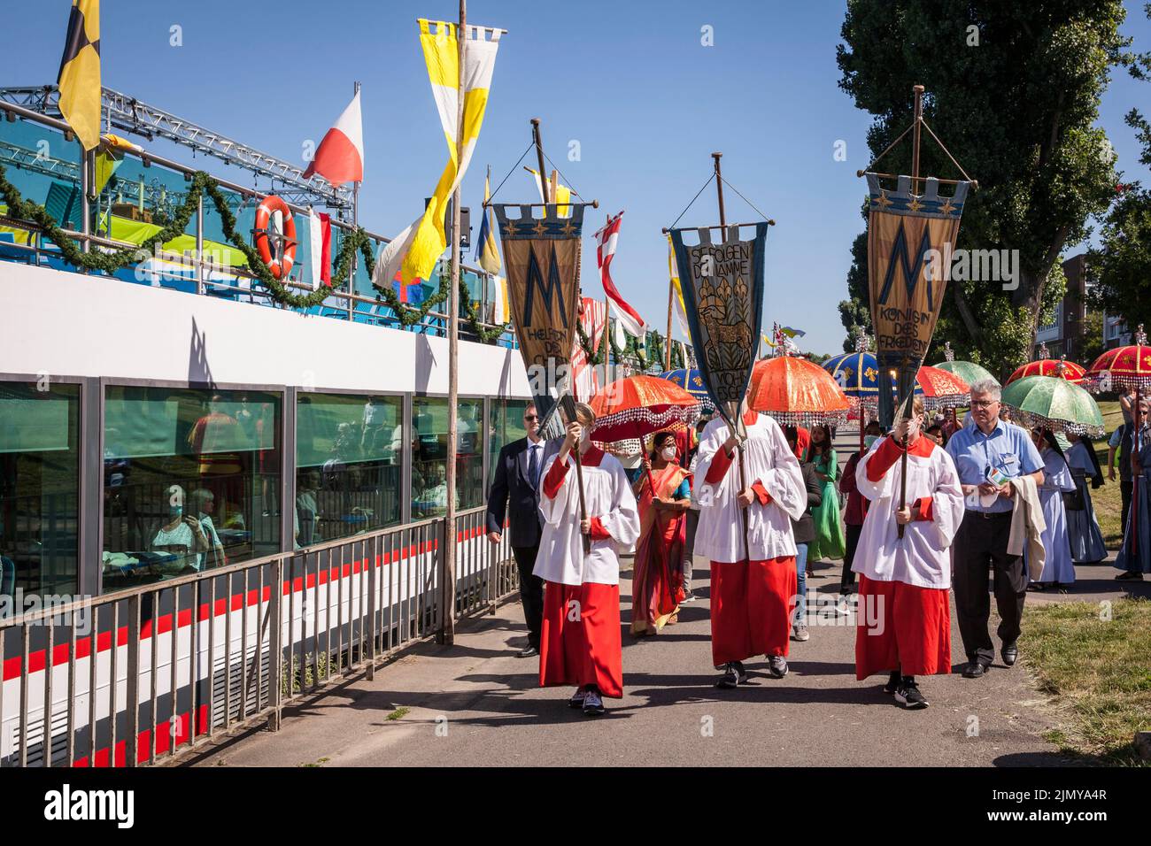 Altar servers hi-res stock photography and images - Alamy