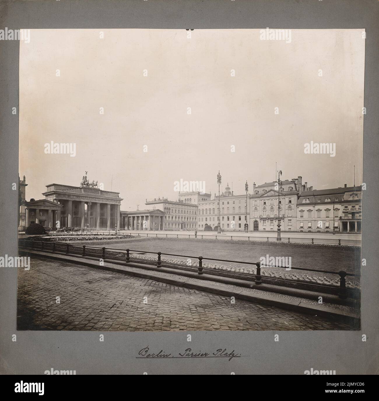 Blick schrag uber den platz nach nordwesten mit brandenburger to hi-res ...