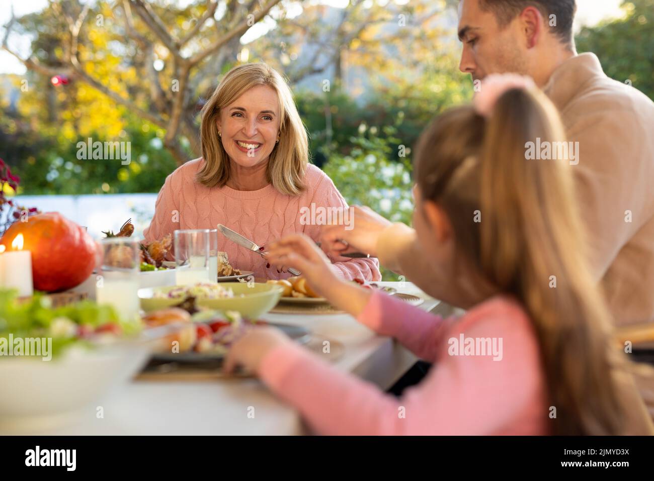 Family eating outdoor hi-res stock photography and images - Alamy