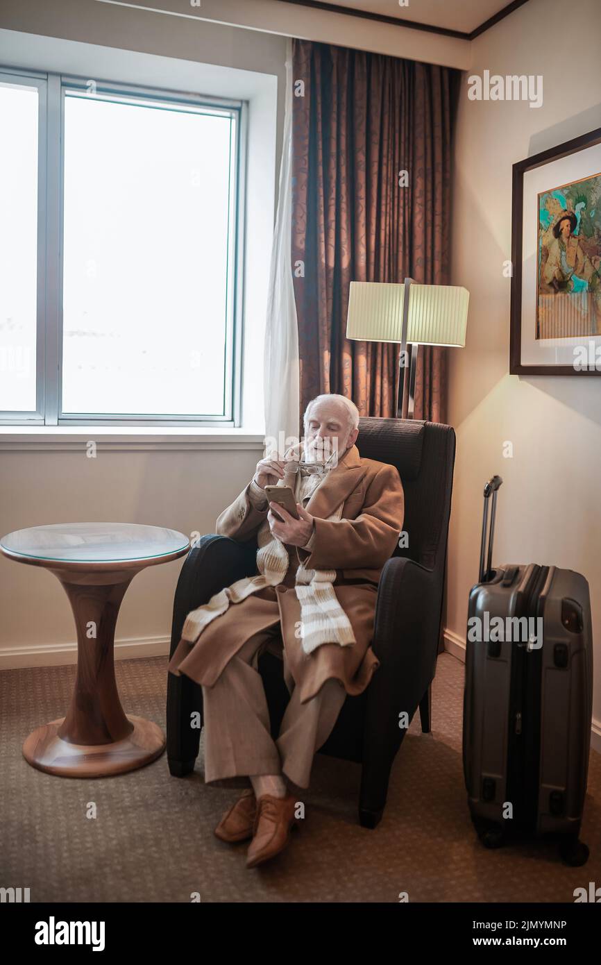 Mature man sitting round table hi-res stock photography and images - Alamy