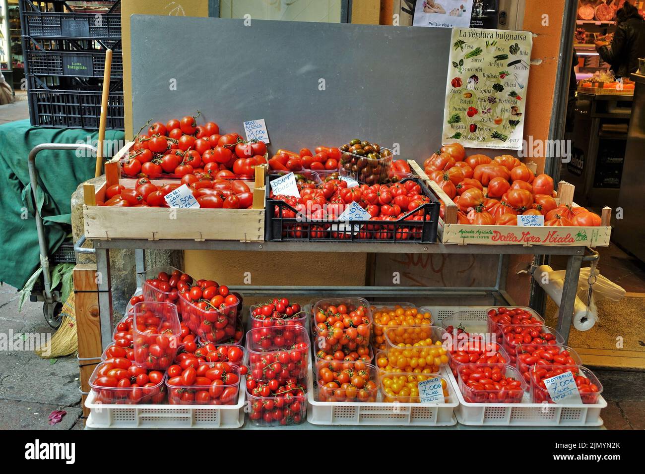 Italy landscape tomatoes hi-res stock photography and images - Alamy